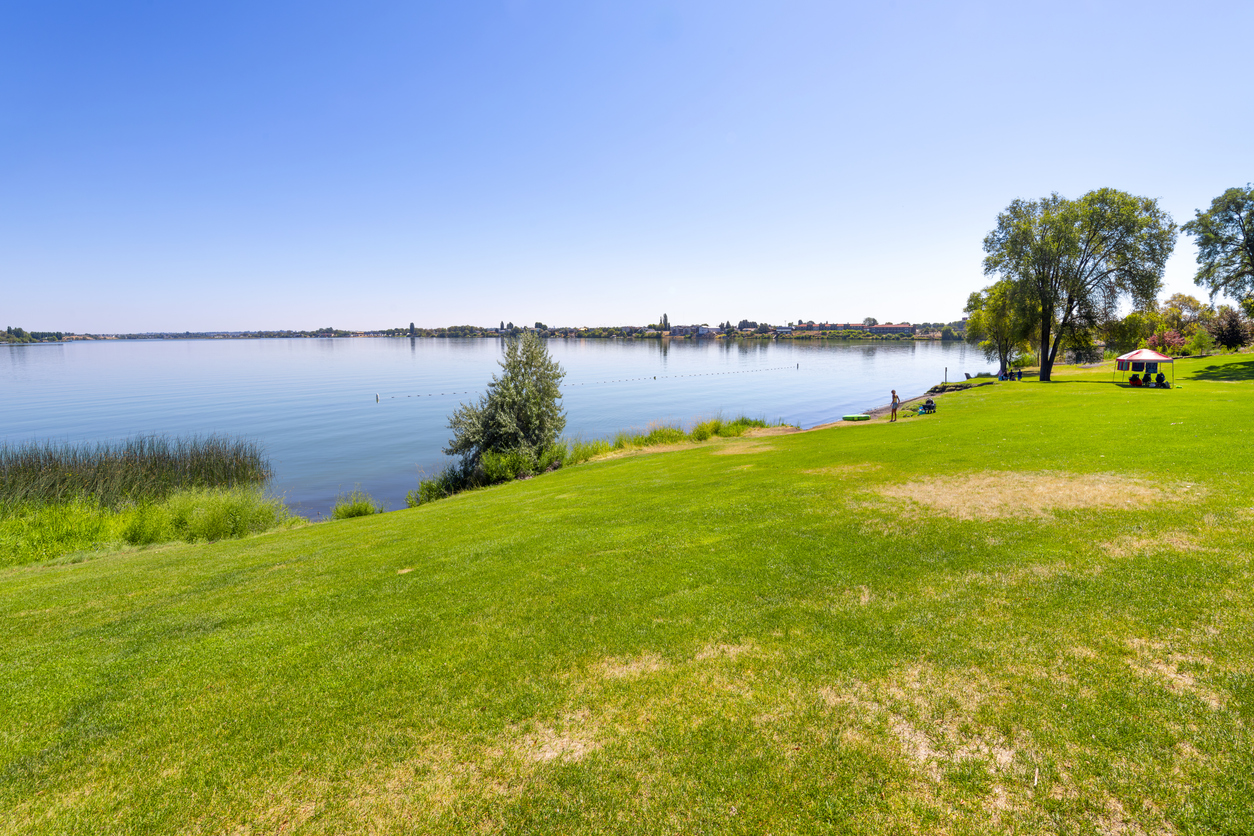 A True Review: Suncrest RV Park in Moses Lake, WA - Drivin' & Vibin'