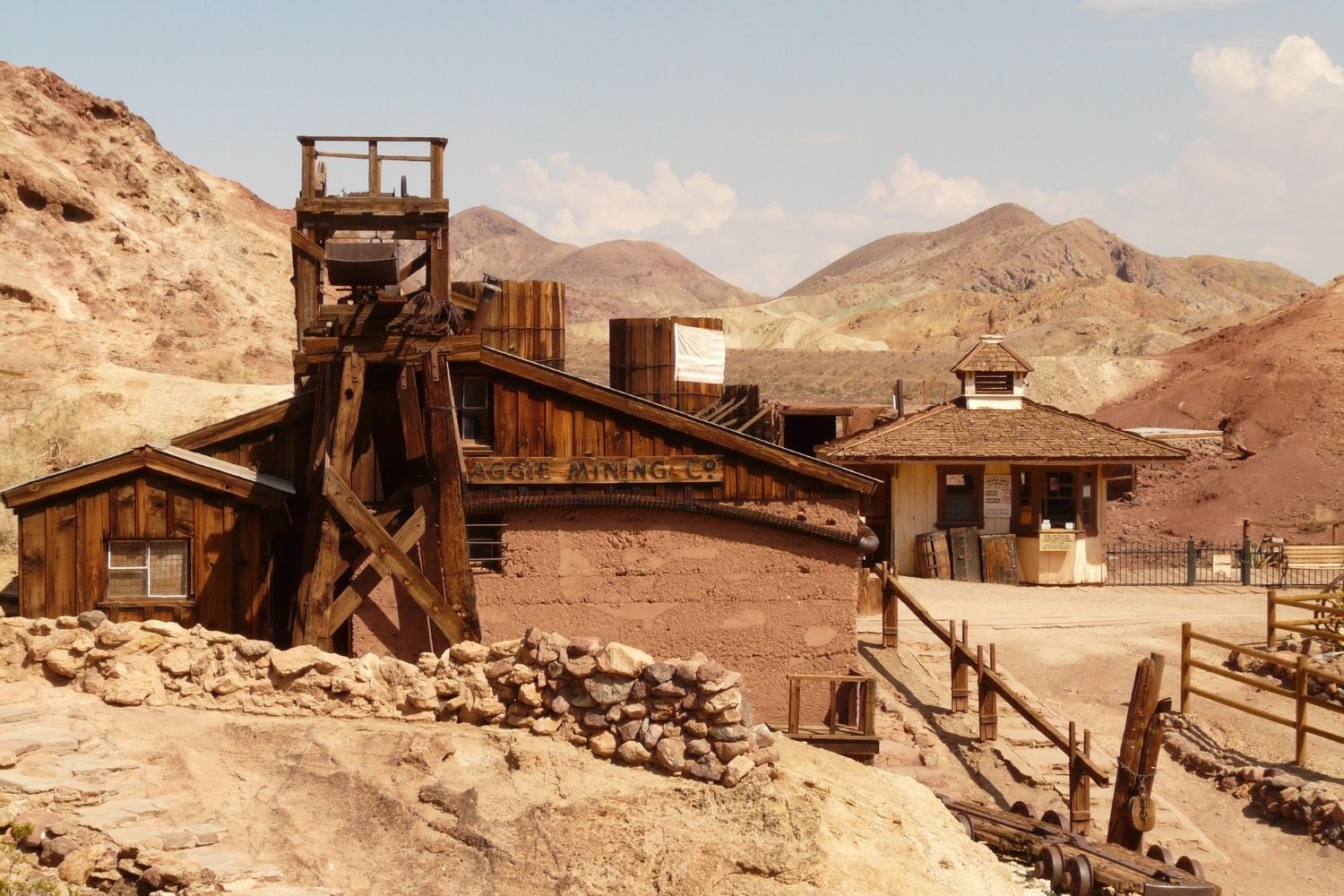 5 Creepy Ghost Towns in California - Drivin' & Vibin'