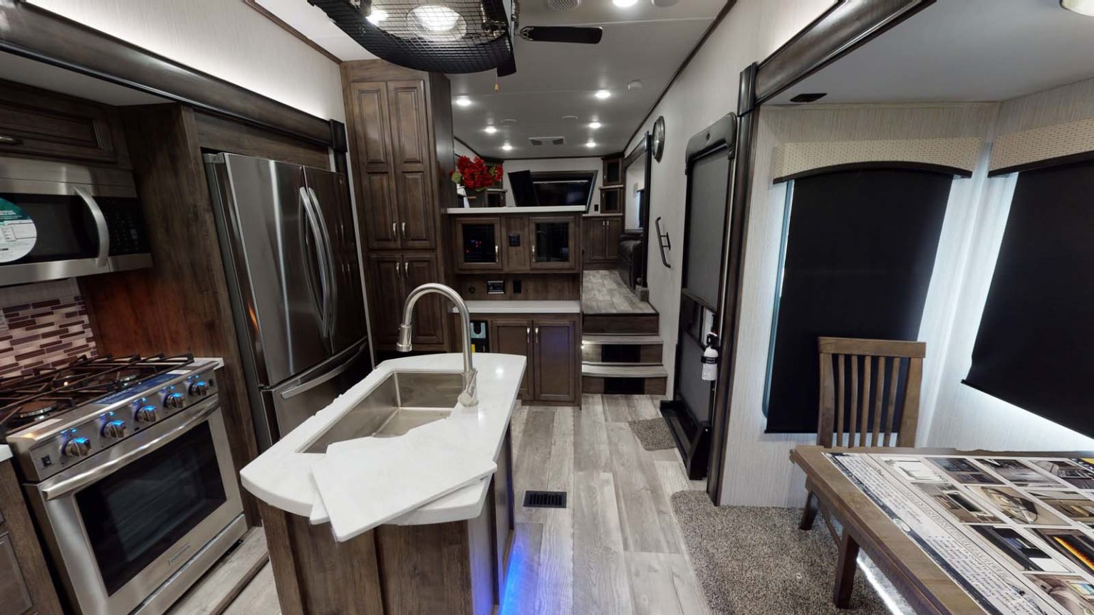This 5th Wheel RV Has A Huge Master Bath - Drivin' & Vibin'