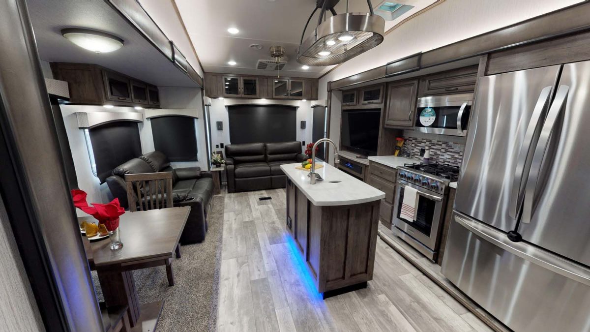 This 5th Wheel RV Has A Huge Master Bath - Drivin' & Vibin'