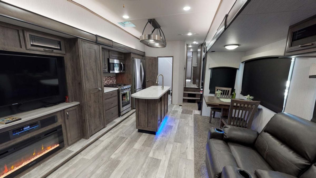 This 5th Wheel Rv Has A Huge Master Bath Drivin Vibin