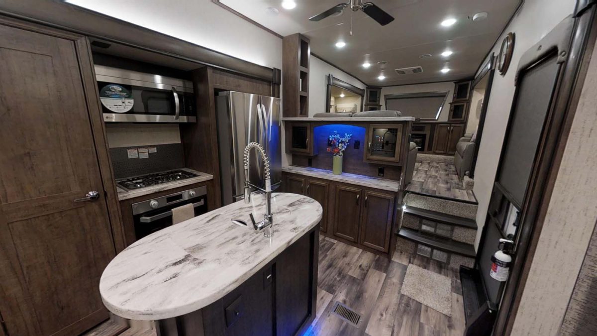 This 5th Wheel RV Has A Huge Master Bath - Drivin' & Vibin'