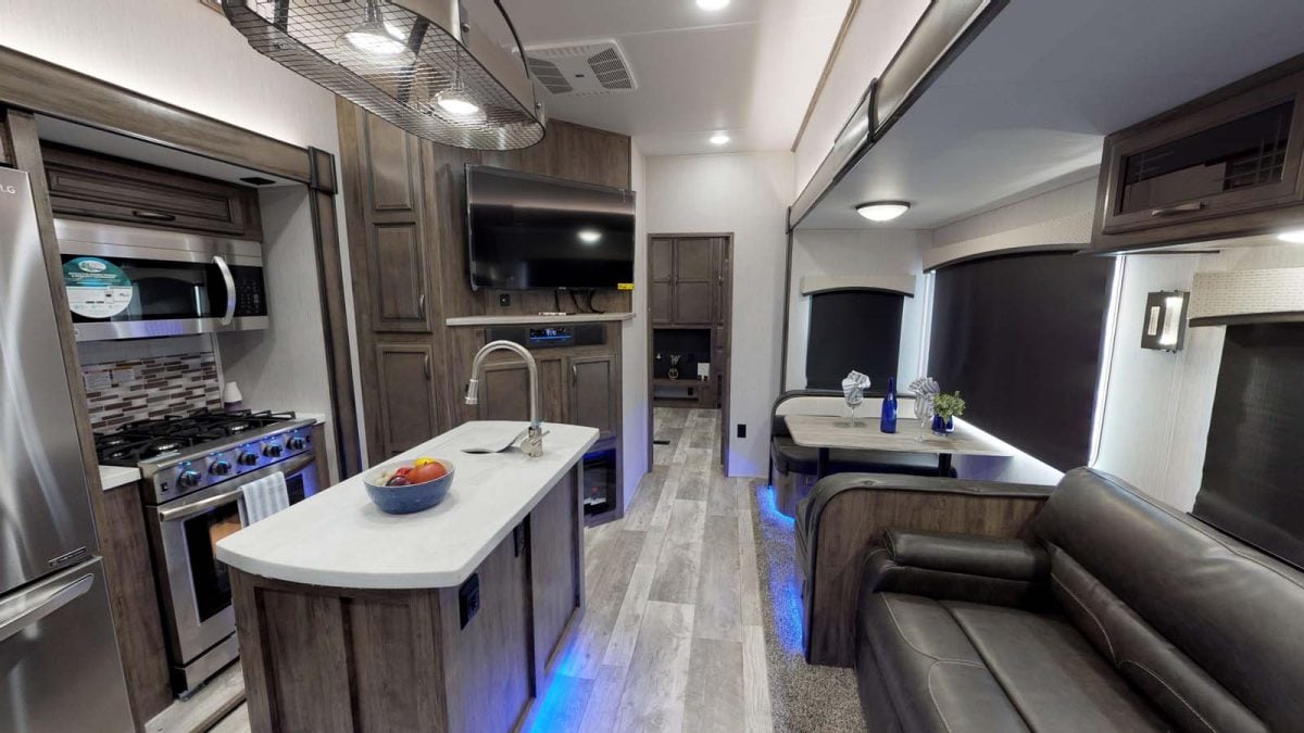 This 5th Wheel RV Has A Huge Master Bath - Drivin' & Vibin'