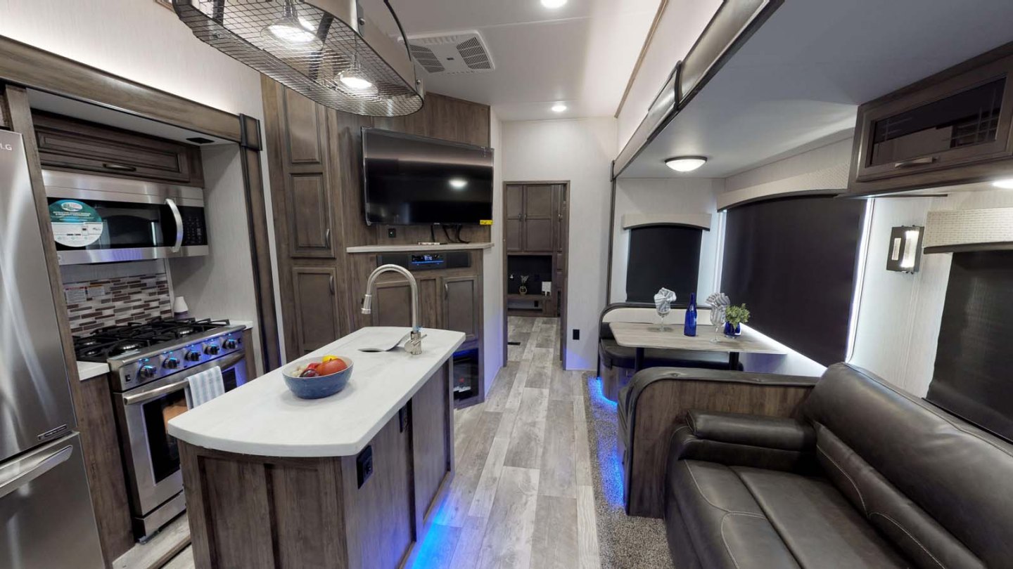This 5th Wheel RV Has A Huge Master Bath - Drivin' & Vibin'