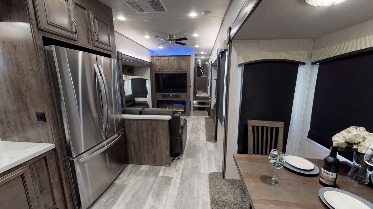 This 5th Wheel RV Has A Huge Master Bath - Drivin' & Vibin'