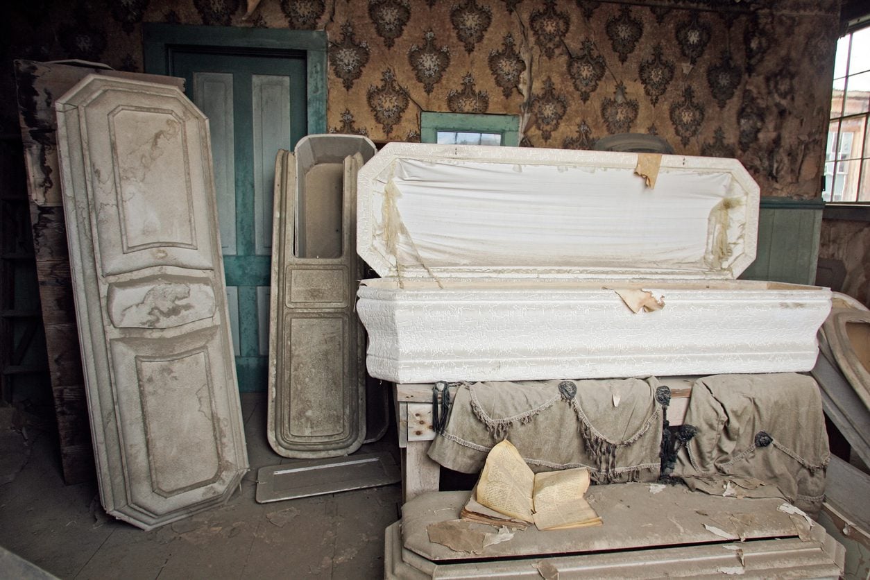 UNSOLVED: "Lady In Red" Coffin is a Mississippi Mystery - Drivin' & Vibin'