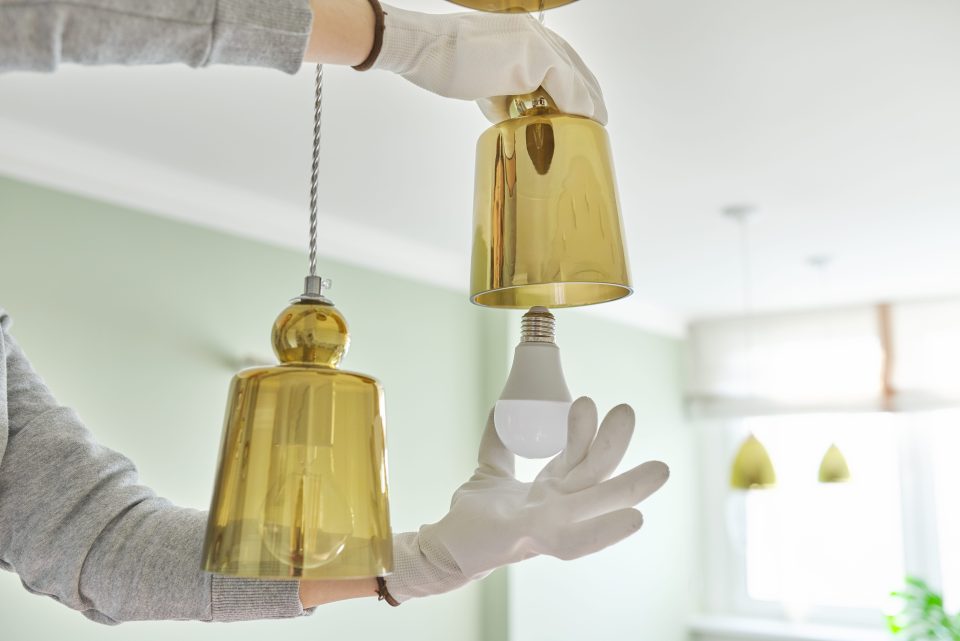 How To Easily Remove a Broken Light Bulb from a Socket (7 Examples ...