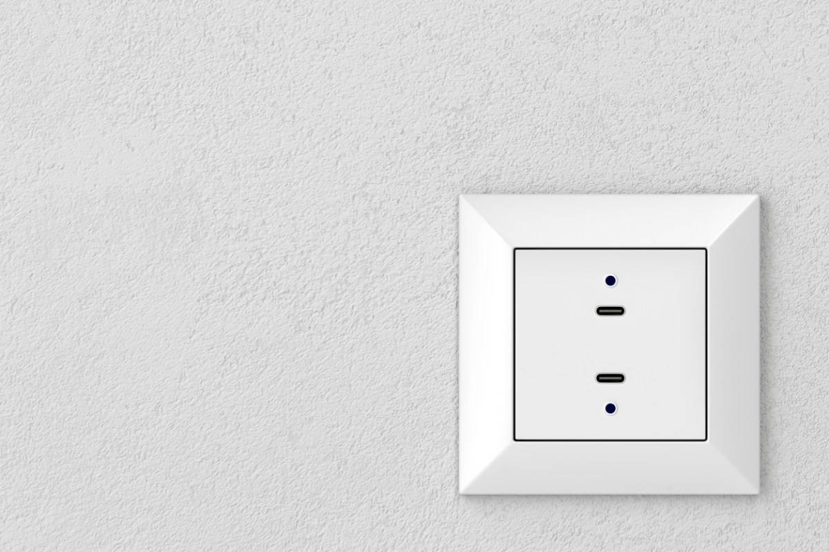 Modern RV, Outdated Tech: The USB-C Outlet Saga - Drivin' & Vibin'